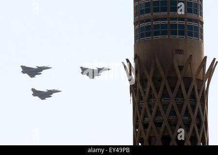 (150721) -- CAIRO, July 21, 2015 (Xinhua) -- Three Rafale fighter jets ...