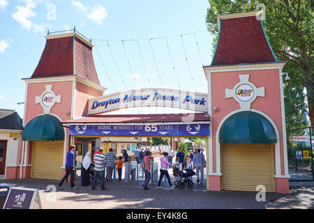 Drayton Manor Theme Park entrance sign, Drayton Manor Drive, Tamworth ...