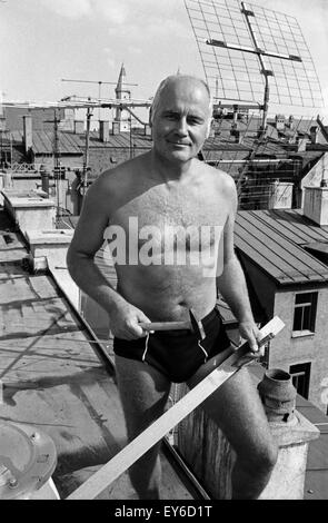 Der deutsche Kunstmaler und Filmproduzent Walter Muth bei Dacharbeiten ...