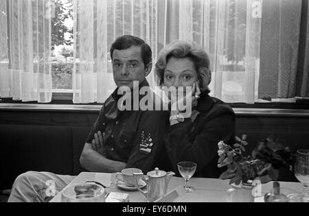 Deutsches Schauspielerpaar Walter Giller und Nadja Tiller mit Fotograf ...