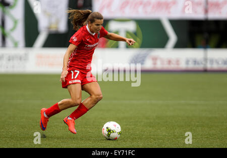 Portland, Oregon, USA. 22nd July, 2015. TOBIN HEATH (17) calms a girl ...