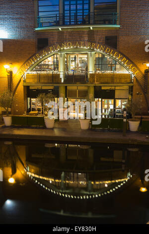 Night time scene at Brindley Place in Birmingham's canal network Stock ...