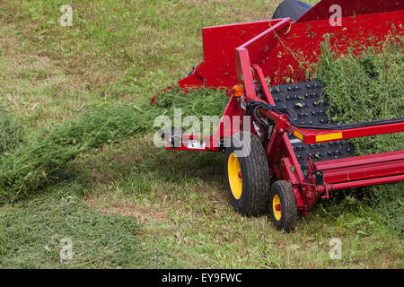 H5430 windrow merger; New Holland, Pennsylvania, United States of ...