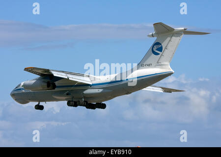 Ilyushin Il-76 landing runway 31 Stock Photo - Alamy