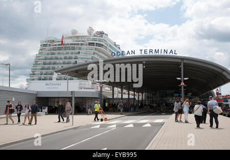 Cruise ship alongside Ocean Terminal and passengers arriving ...