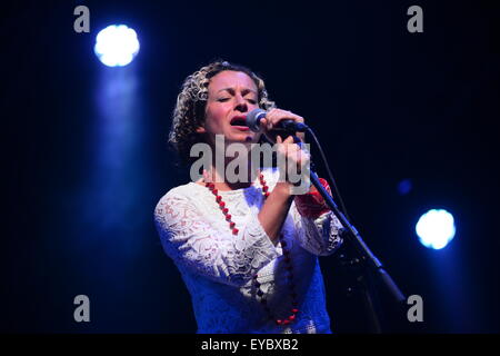 Barnsley, UK. 25th July 2015. Folk singer Kate Rusby (left) with her ...