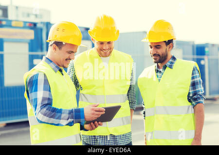 group of smiling builders with tablet pc outdoors Stock Photo - Alamy