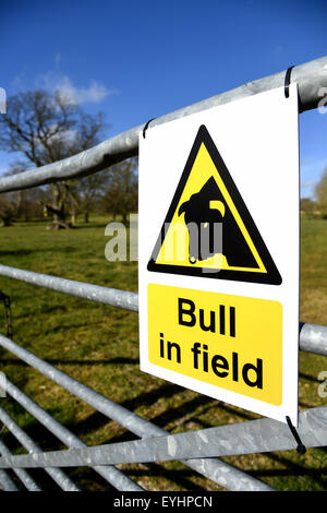 Sign warning of dangerous bulls in a field Stock Photo - Alamy