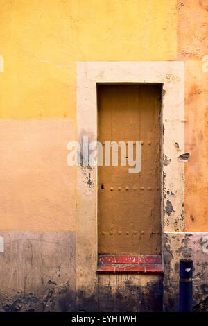 Painted door in Barcelona, Catalonia, Spain Stock Photo - Alamy