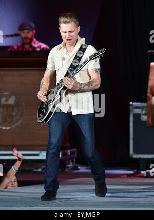 Frankie Ballard performing live at Cruzan Amphitheatre Featuring ...