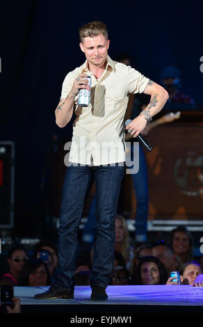 Frankie Ballard performing live at Cruzan Amphitheatre Featuring ...