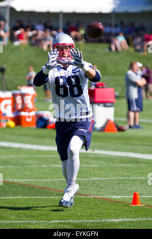 New England Patriots' Scott Chandler (88) catches a pass for a ...