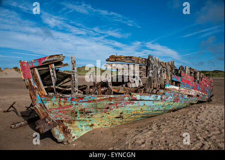 Shipwreck on the beach at Crow point in Devon Stock Photo - Alamy