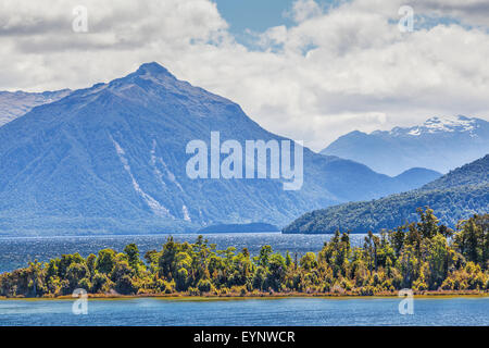 Reflection Lake Manapouri of South Island, New Zealand Stock Photo - Alamy