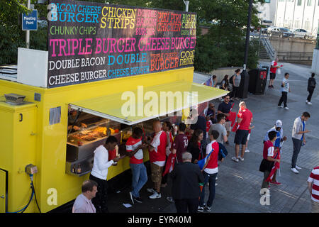 Food stall outside Wembley Park Station after a football match Stock ...