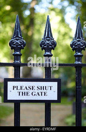 Please Shut the Gate - Sign Stock Photo - Alamy