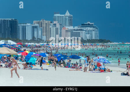 SUNBATHERS SOUTH BEACH MIAMI BEACH FLORIDA USA Stock Photo - Alamy