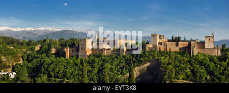 Alhambra palace with the snowy Sierra Nevada in the background, Granada ...