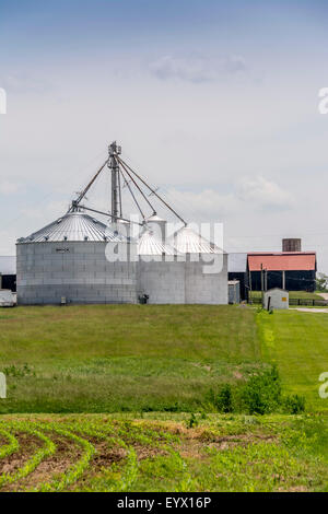 Large barn and silo on farm in Pennsylvania, USA Stock Photo - Alamy