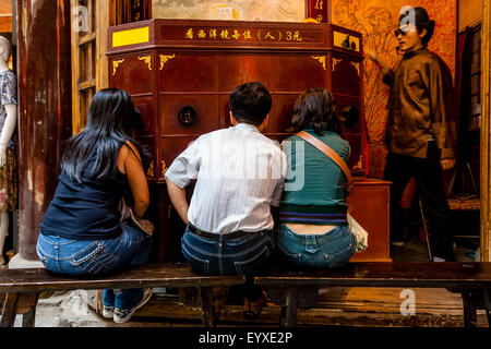 People Watch A Traditional Chinese Peep Show, Old Shanghai, Shanghai ...
