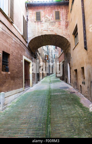 A narrow lane in Urbino, Italy Stock Photo - Alamy