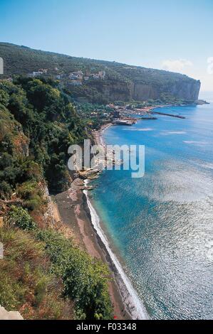 Beach day in Vico Equense Stock Photo - Alamy
