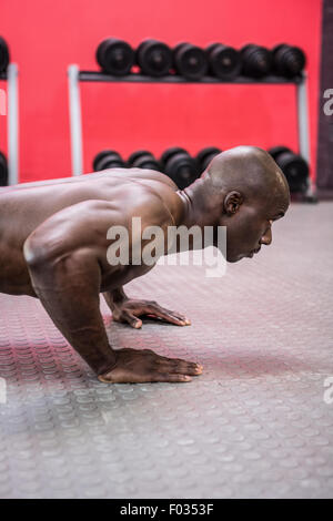 Young Bodybuilder doing push ups Stock Photo - Alamy