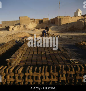 Making bricks, Tozeur, Tunisia Stock Photo - Alamy