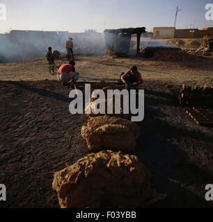 Making bricks, Tozeur, Tunisia Stock Photo - Alamy