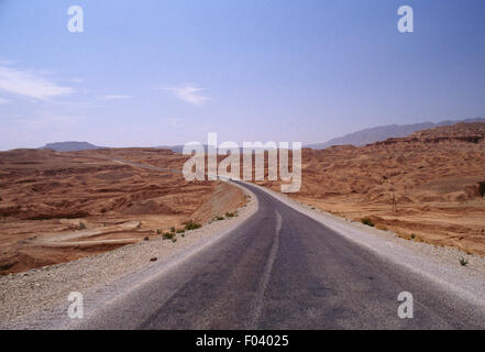 Road near Rhoufi or Ghoufi Gorge, Sahara Desert, Algeria Stock Photo ...
