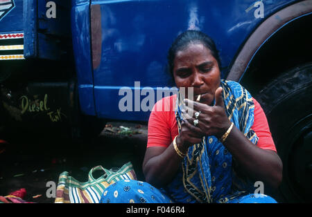 Woman smoking beedi Stock Photo - Alamy