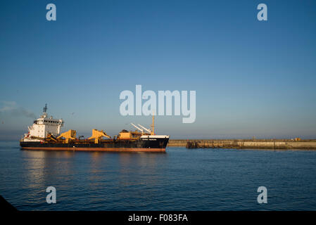 Dredger Sand Heron arriving in Shoreham Harbour, Sussex Stock Photo - Alamy