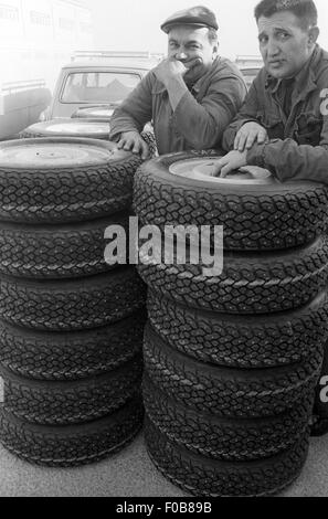 Rally car and mechanics Stock Photo - Alamy
