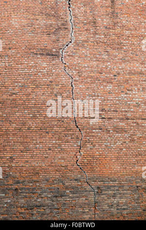 A vertical crack in a brick wall Stock Photo - Alamy