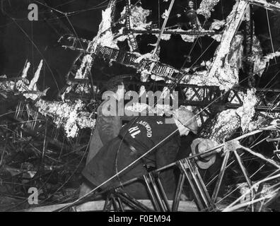 Catastrophe of the Zeppelin airship 'Hindenburg' (LZ 129) in Lakehurst ...