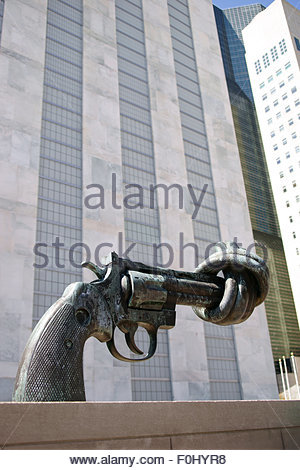 Twisted gun Monument outside United Nations building, New York City ...