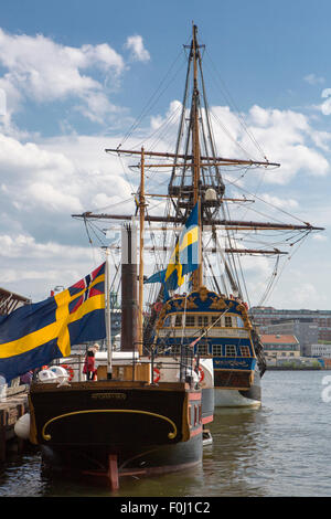 Mast of an old fashioned frigate ship Stock Photo - Alamy
