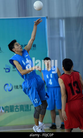 (150817) -- ORDOS, Aug. 17, 2015 (Xinhua) -- Athlete Wang Jingqi (C ...