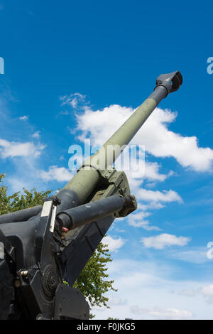 Howitzer gun barrel pointing skyward in threat Stock Photo - Alamy