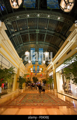 The Bellagio Hotel lobby, with the glass ceiling sculpture by Chihuly ...