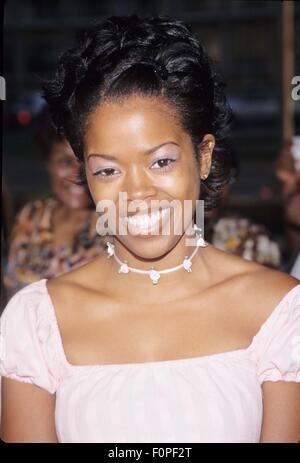 WHY DO FOOLS FALL IN LOVE, from left: Halle Berry as Zola Taylor, Lela ...