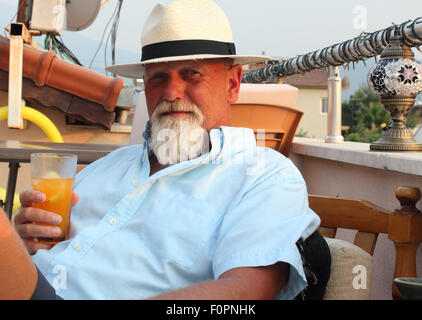 An englishman with a beard wearing a stylish hat Stock Photo - Alamy