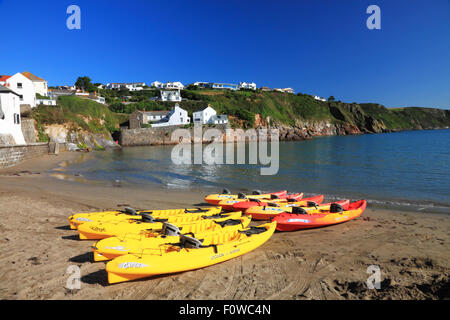 Yellow and red kayaks on a sandy Cornish beach Stock Photo - Alamy