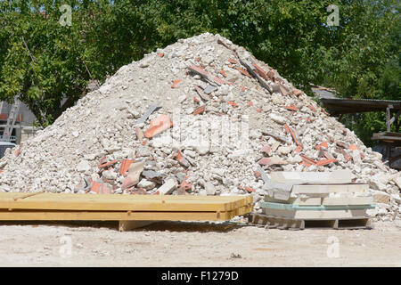 A pile of rubble Stock Photo - Alamy