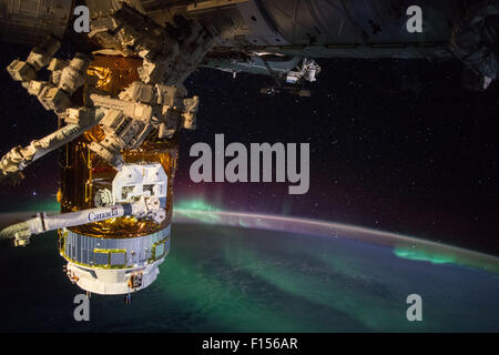 The Canadarm 2 pulls the Japan Aerospace Exploration Agency Kounotori 5 ...