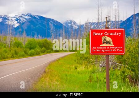 Warning sign: Do not feed the bear Stock Photo - Alamy