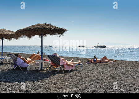 Sunbathers on Kamari beach, Santorini, Greece Stock Photo - Alamy