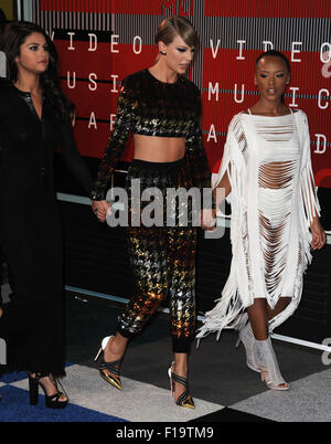 Selena Gomez, Taylor Swift and Serayah at the 2015 MTV Video Music ...