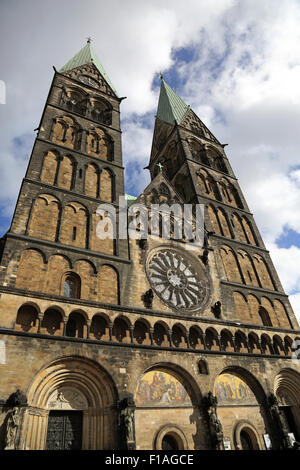 Vertical shot of the St. Peter's church (Petrikirche) in Mulheim Ruhr ...