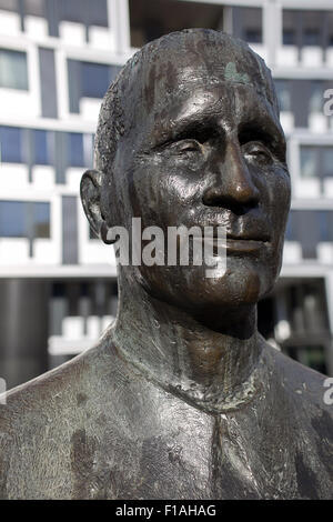 Germany, Berlin, Mitte, statue of Bertolt Brecht outside Berliner ...